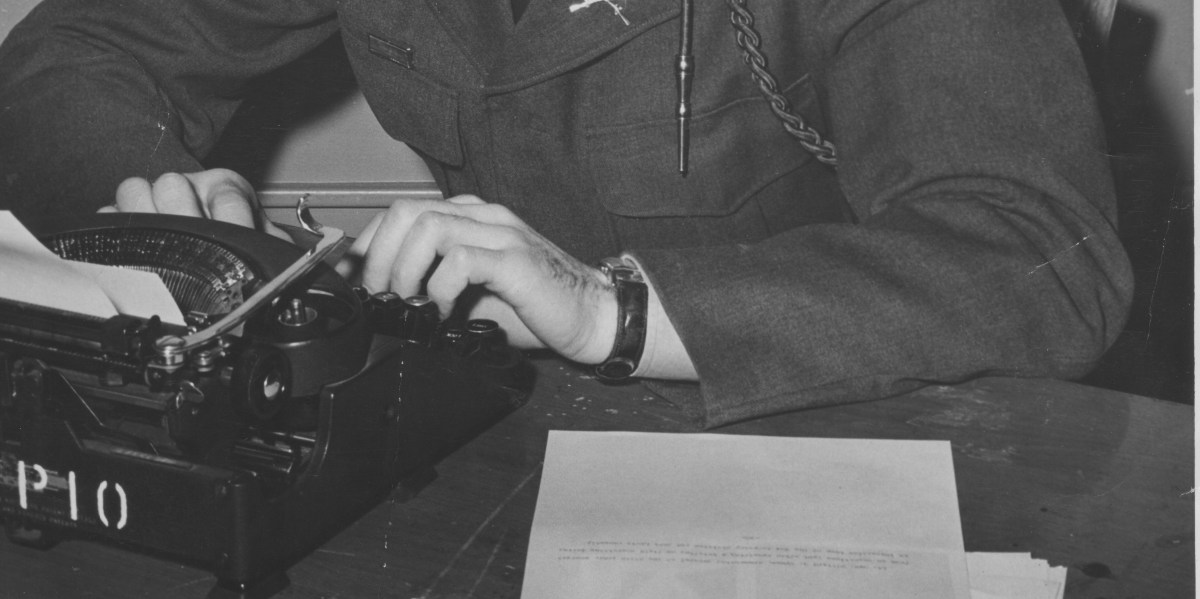 A typewriter click-clacks forever | Dede's Books and blog