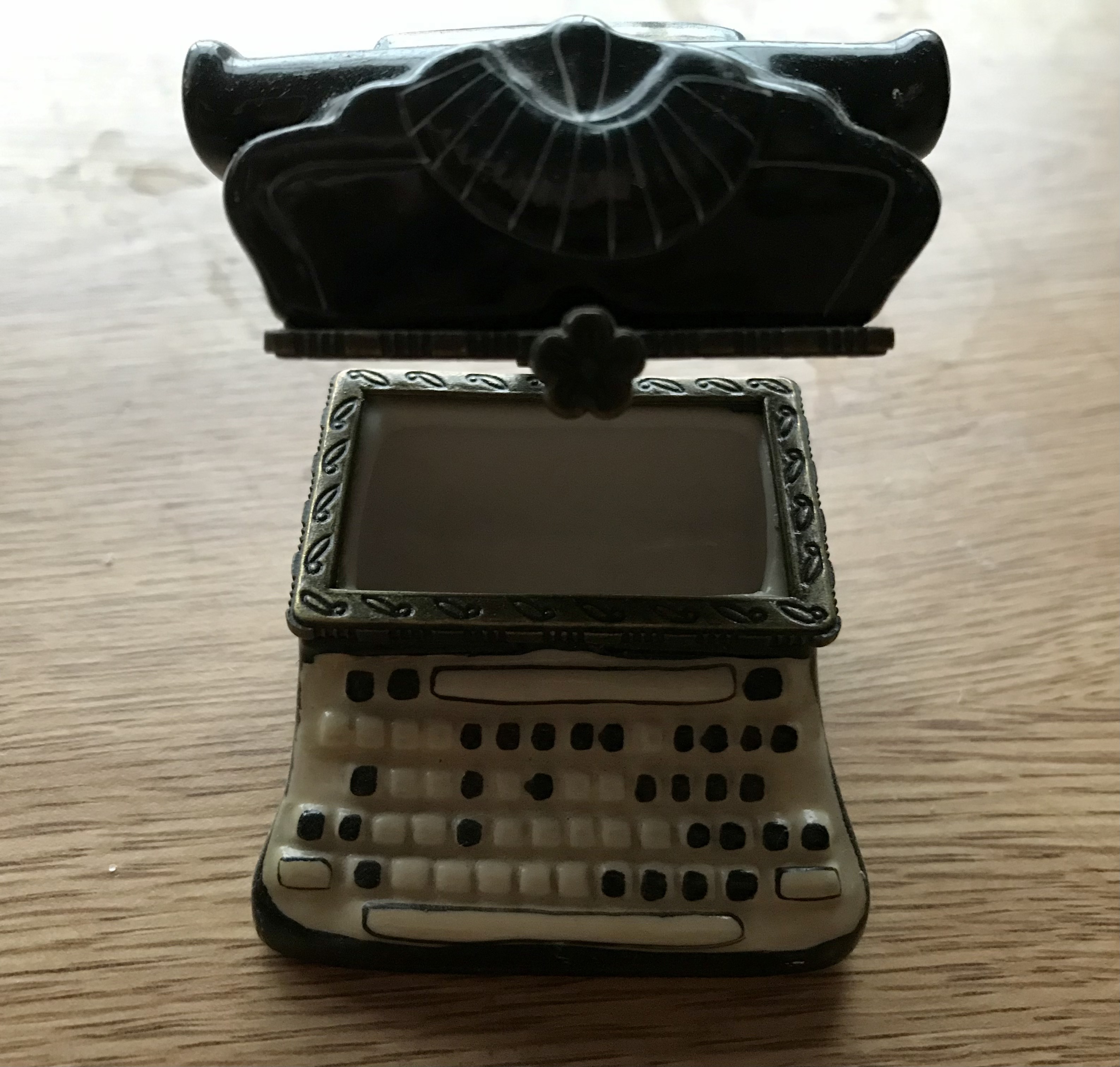 A typewriter click-clacks forever | Dede's Books and blog